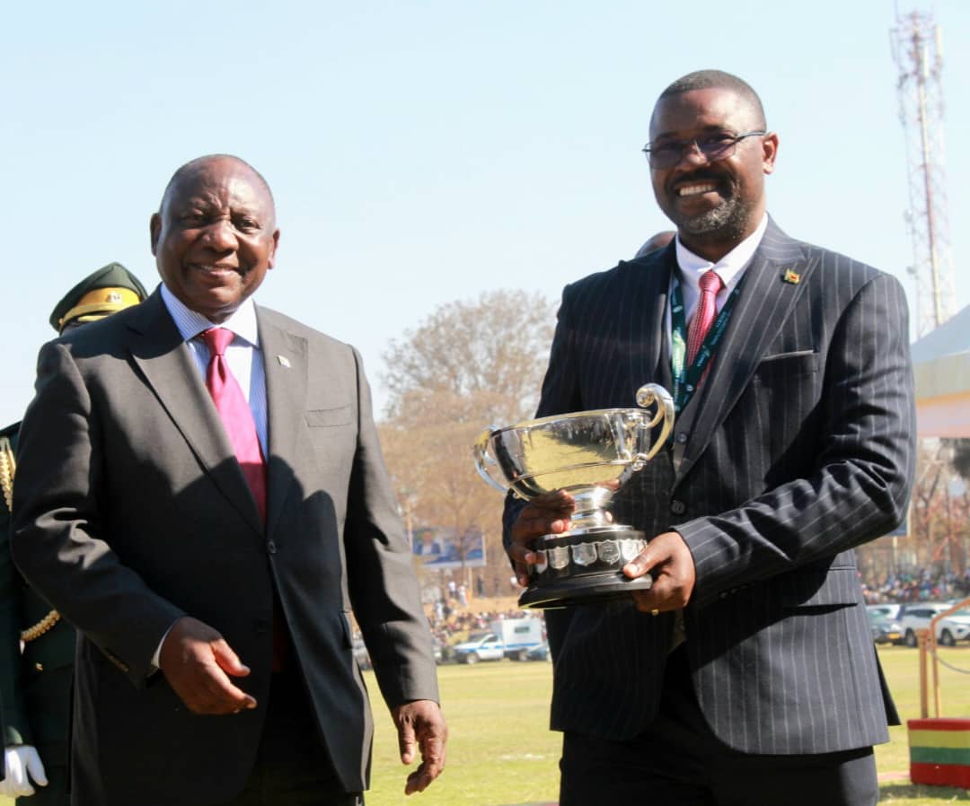 President Ramaphosa hands over trophy to GMB CEO Dr Badarai
